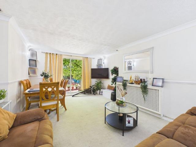 4 bedroom House in Bridport Close, Reading