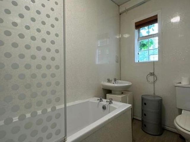 4 bedroom house in Glasgow