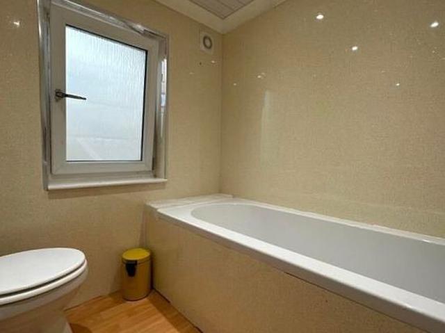 4 bedroom house in Glasgow
