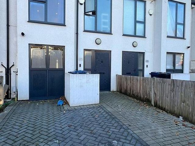 4 bedroom house in Greenford