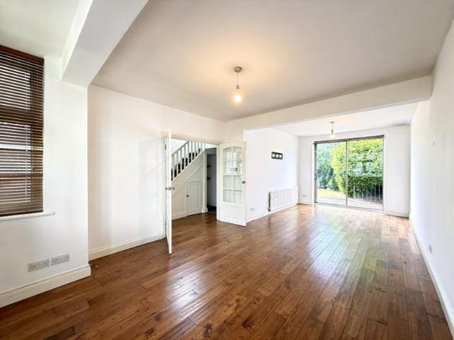 4 bedroom house in Edgware, HA8