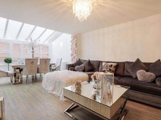 4 bedroom House in Forest Road, Woodley