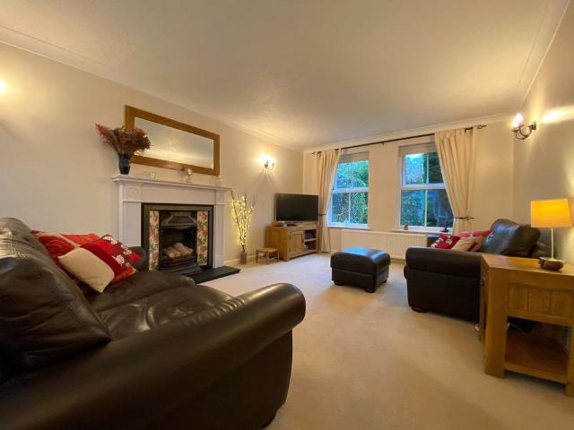 4 bedroom House in Hallbrooke Gardens, Bracknell