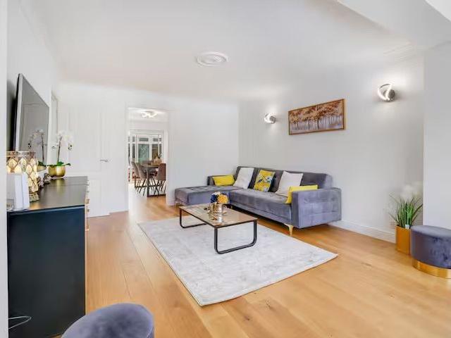 4 bedroom House in Oaktree Way, Sandhurst