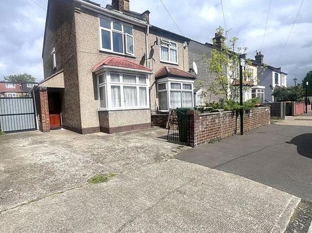 4 bedroom house in London
