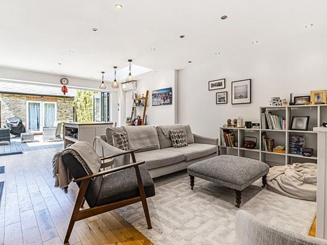 4 bedroom house in London