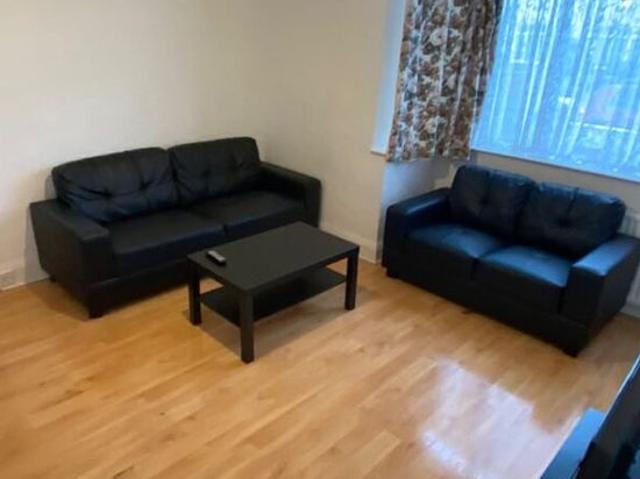 4 bedroom house in Leeds