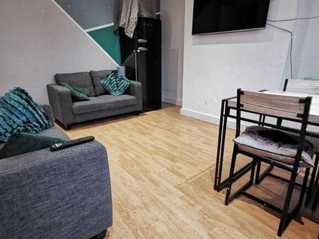 4 bedroom house in Leeds