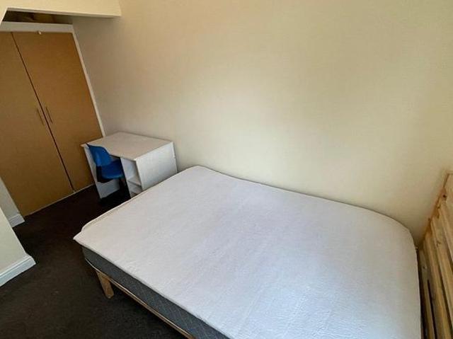4 bedroom house in Leeds