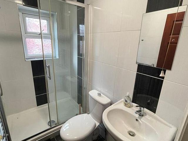 4 bedroom house in Leeds
