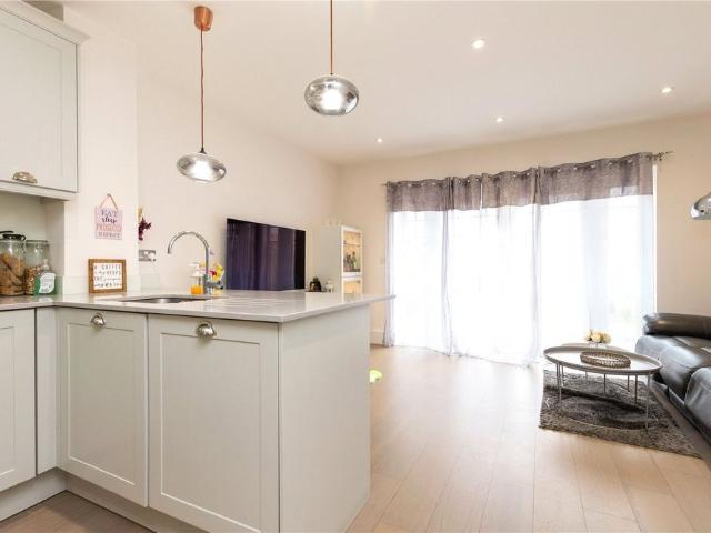 4 bedroom House in Maine Street, Reading