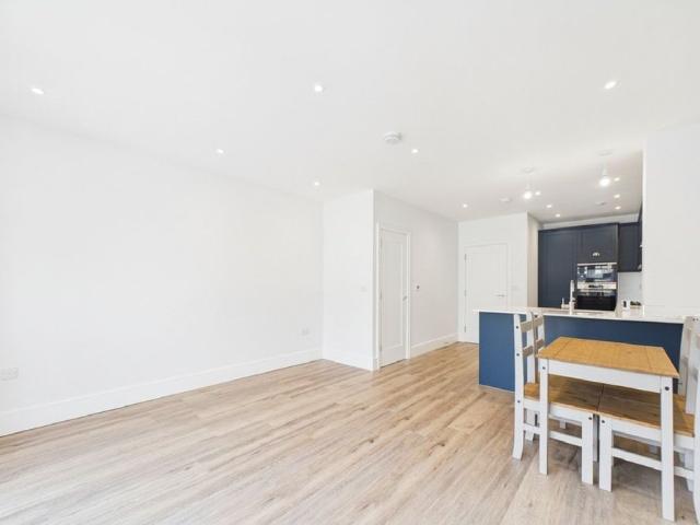 4 bedroom House in Maine Street, Reading