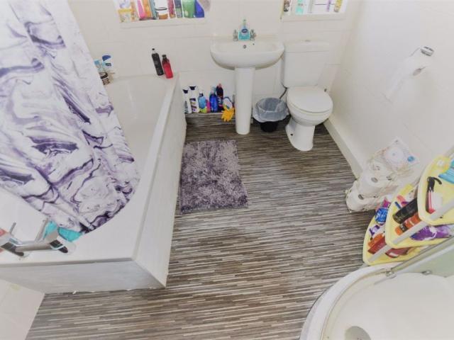 4 bedroom House in Manor Terrace, Leeds