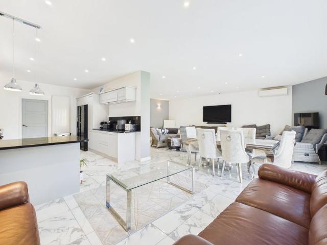 4 bedroom House in Reading Road, Wokingham