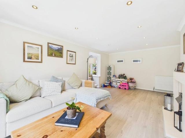 4 bedroom House in The Hawthorns, Reading