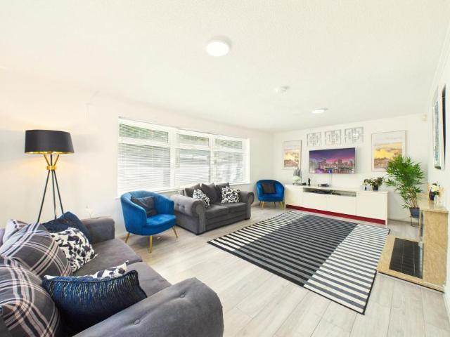 4 Bedroom House Oadby Oadby 103959532