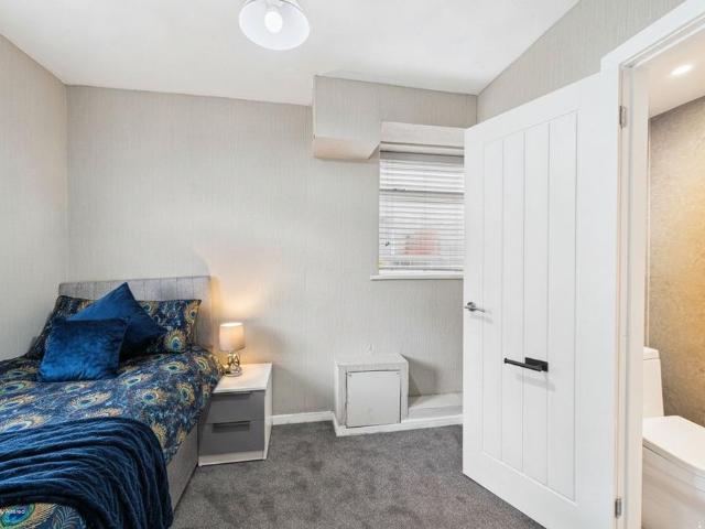 4 bedroom house of multiple occupation to rent