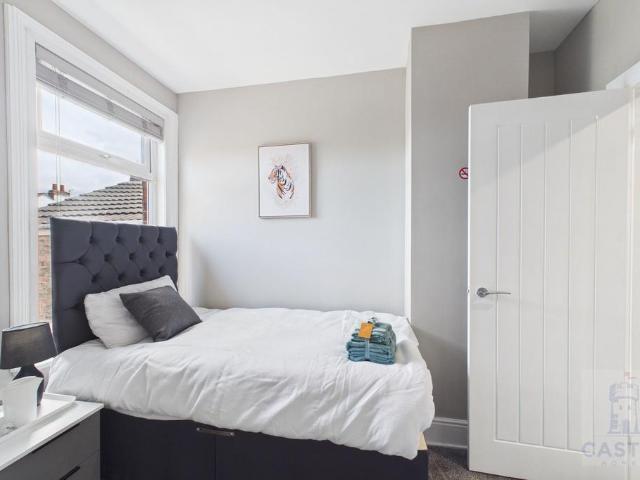 4 bedroom house of multiple occupation to rent