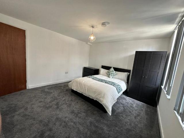 4 bedroom house of multiple occupation to rent