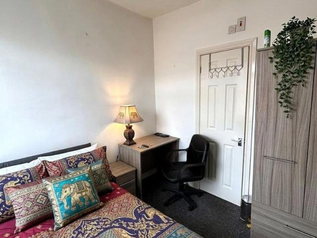 4 bedroom house of multiple occupation to rent