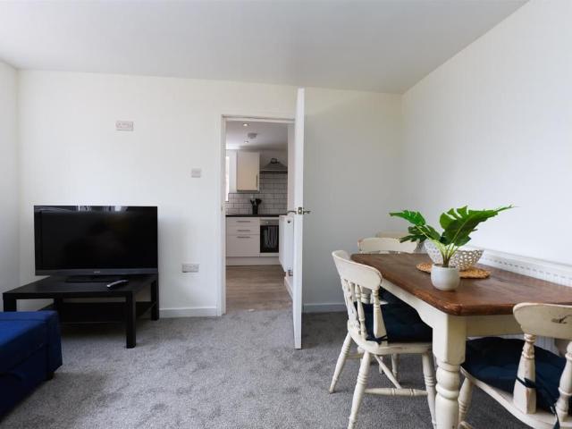 4 bedroom house of multiple occupation to rent