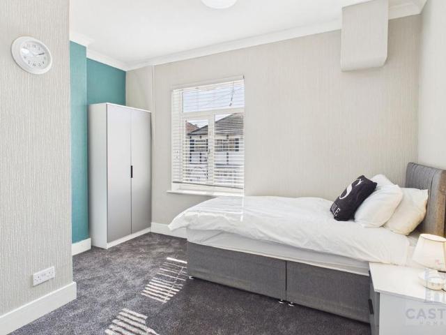 4 bedroom house of multiple occupation to rent