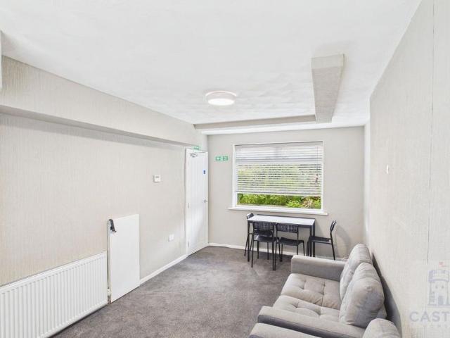 4 bedroom house of multiple occupation to rent