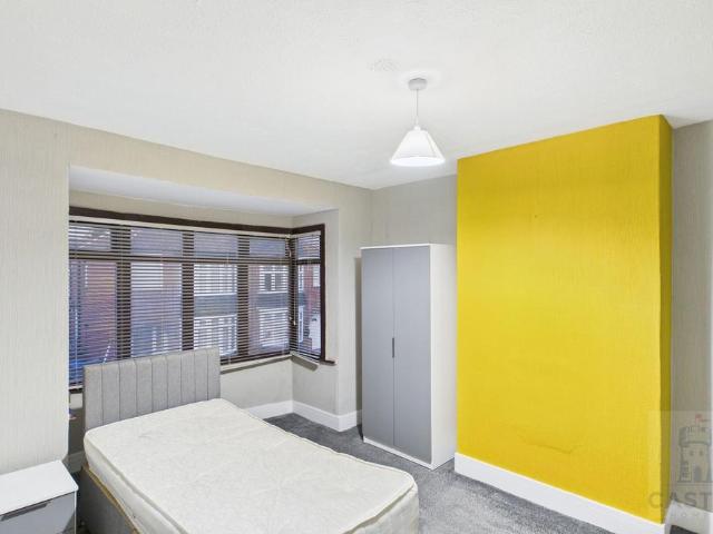 4 bedroom house of multiple occupation to rent