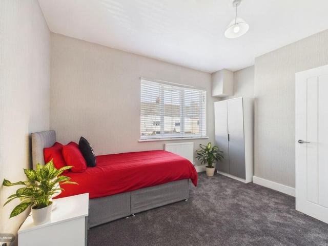 4 bedroom house of multiple occupation to rent