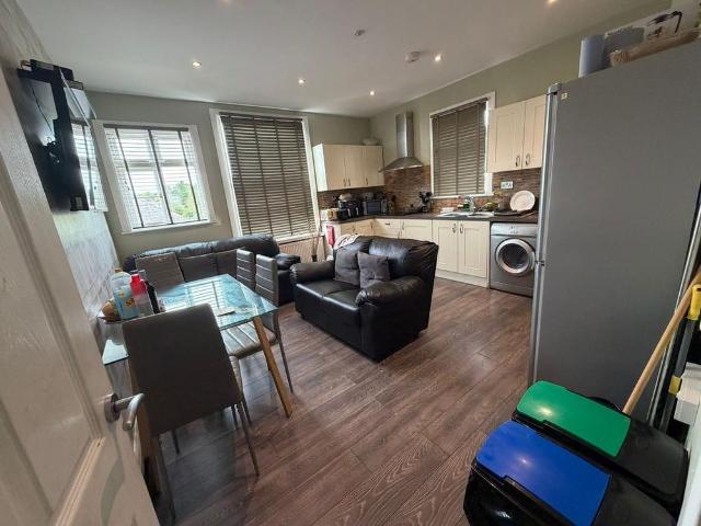4 bedroom house of multiple occupation to rent