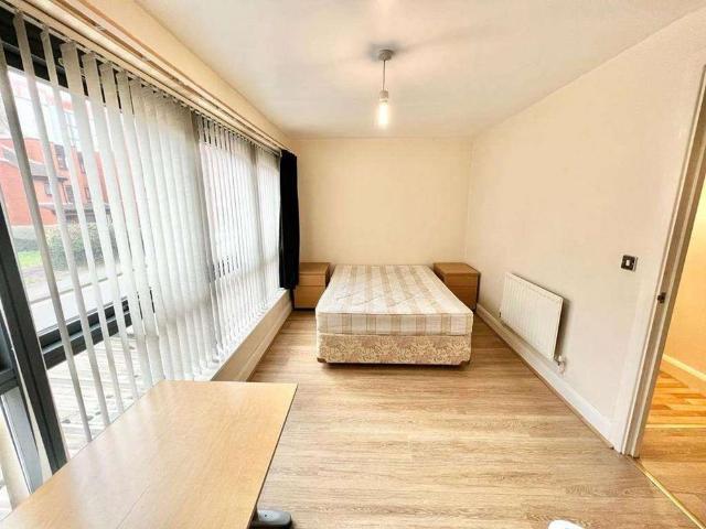 4 bedroom house of multiple occupation to rent