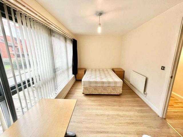 4 bedroom house of multiple occupation to rent