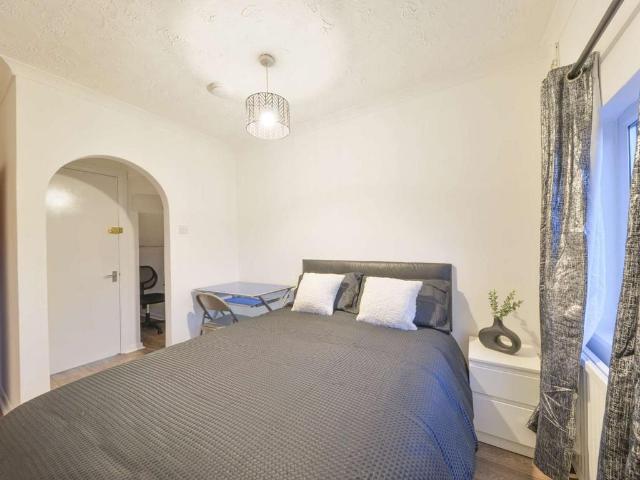 4 bedroom house of multiple occupation to rent