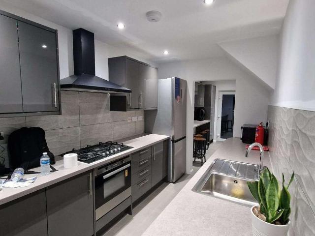 4 bedroom house of multiple occupation to rent