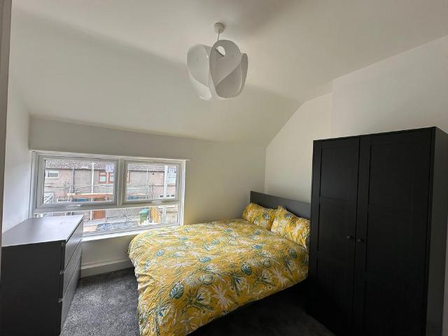 4 bedroom house of multiple occupation to rent