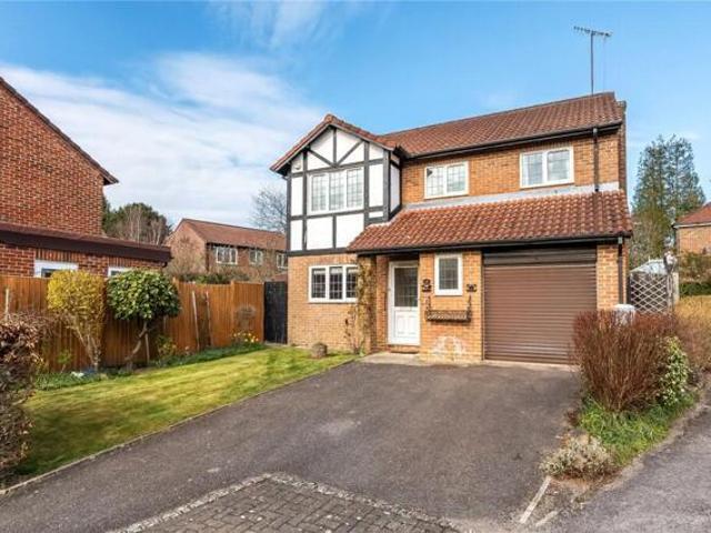 4 Bedroom House Oxted Surrey LS99475975