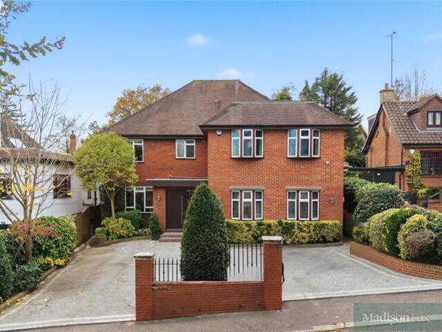4 Bedroom House Loughton Essex LS100502949