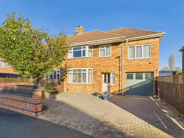 4 Bedroom House Longlevens Longlevens LS100366492