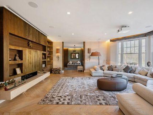 4 Bedroom House London England LS98863617