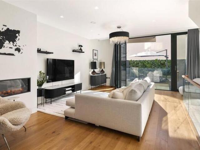 4 Bedroom House London Greater London LS101797126