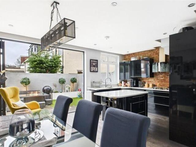 4 Bedroom House London Greater London LS98503696