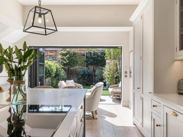 4 Bedroom House London Greater London LS99437094