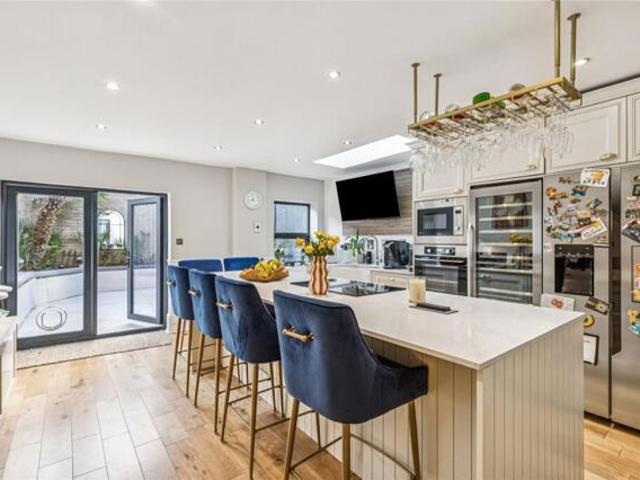 4 Bedroom House London Greater London LS99773815