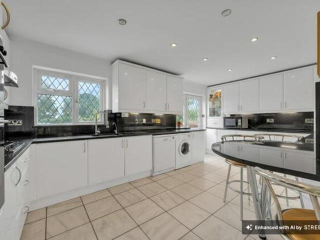 4 Bedroom House London Greater London LS99237058