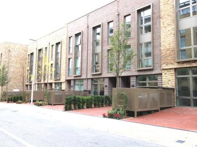 4 Bedroom House London Greater London LS99237237