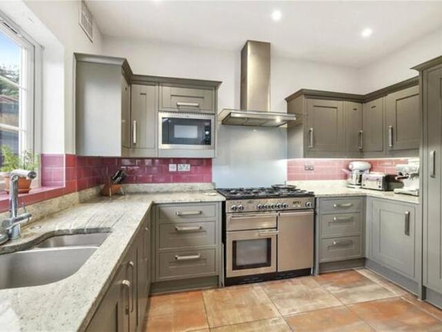 4 Bedroom House London Greater London LS99345026