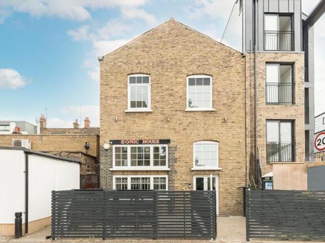 4 Bedroom House London Greater London 100953526