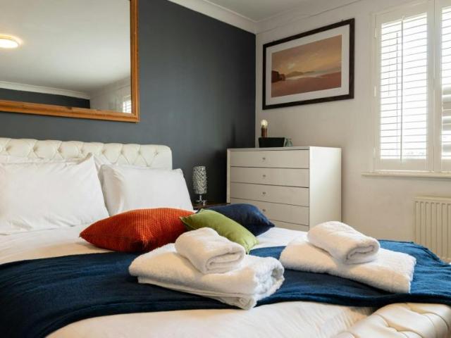 4 Bedroom House London London 102661635