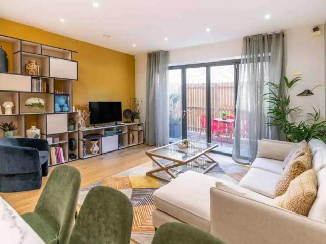 4 Bedroom House London London LS79625621