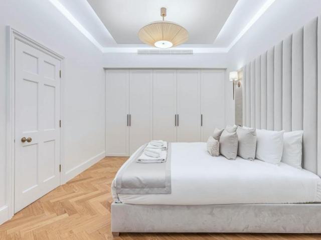 4 Bedroom House London London LS95691730